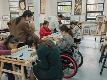 Chinese Gift Giving Etiquette: An Ultimate Guide to 20+ Gifts, Taboos